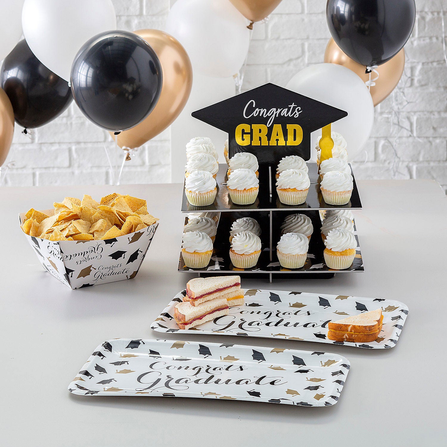 Celebrate Your Grad in Style with These Graduation Party Decor Ideas ...